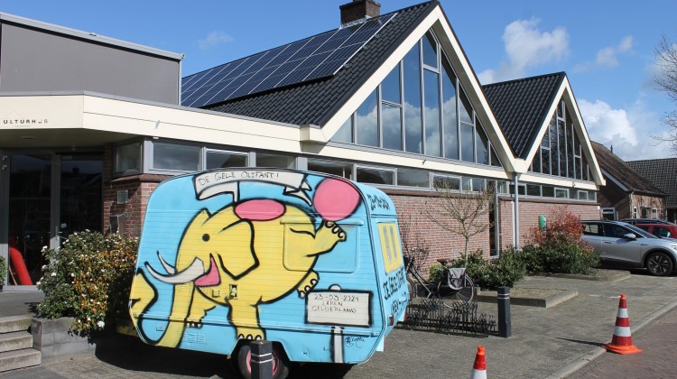 Bezoekers genieten van Muziek- en beleeffestival de Gele Olifant in ...